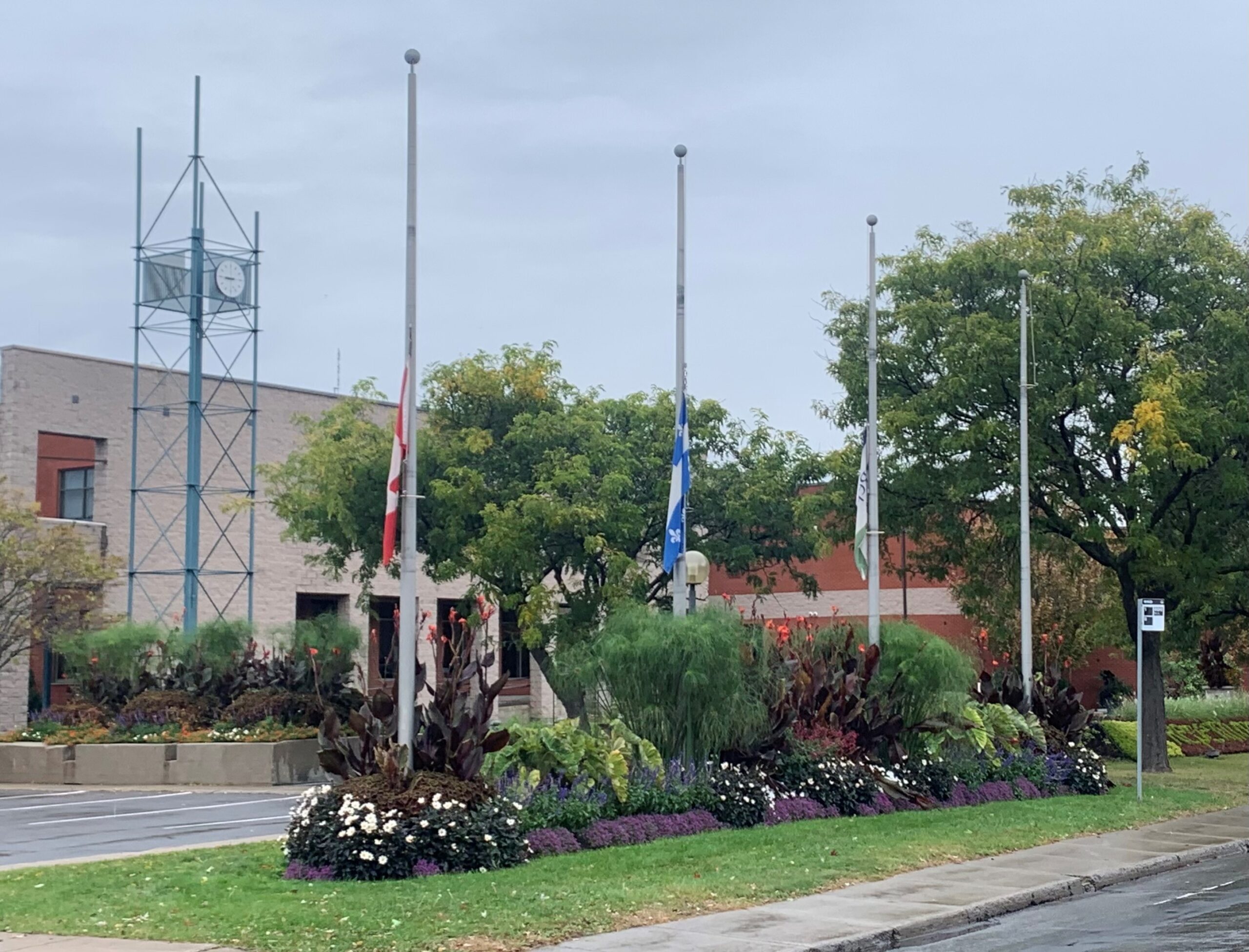 Drapeaux en berne à Repentigny - TVRM